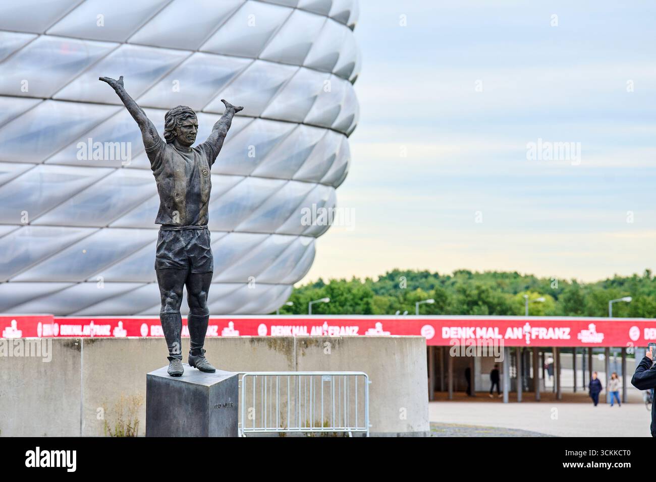 Statue of Gert Mueller, Mueller beside the Official inauguration ...