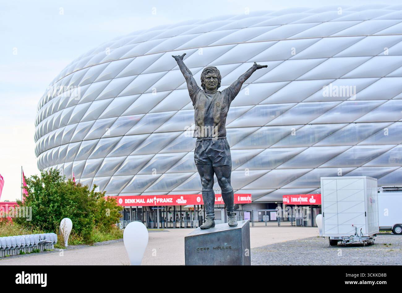 Statue of Gert Mueller, Mueller beside the Official inauguration ...