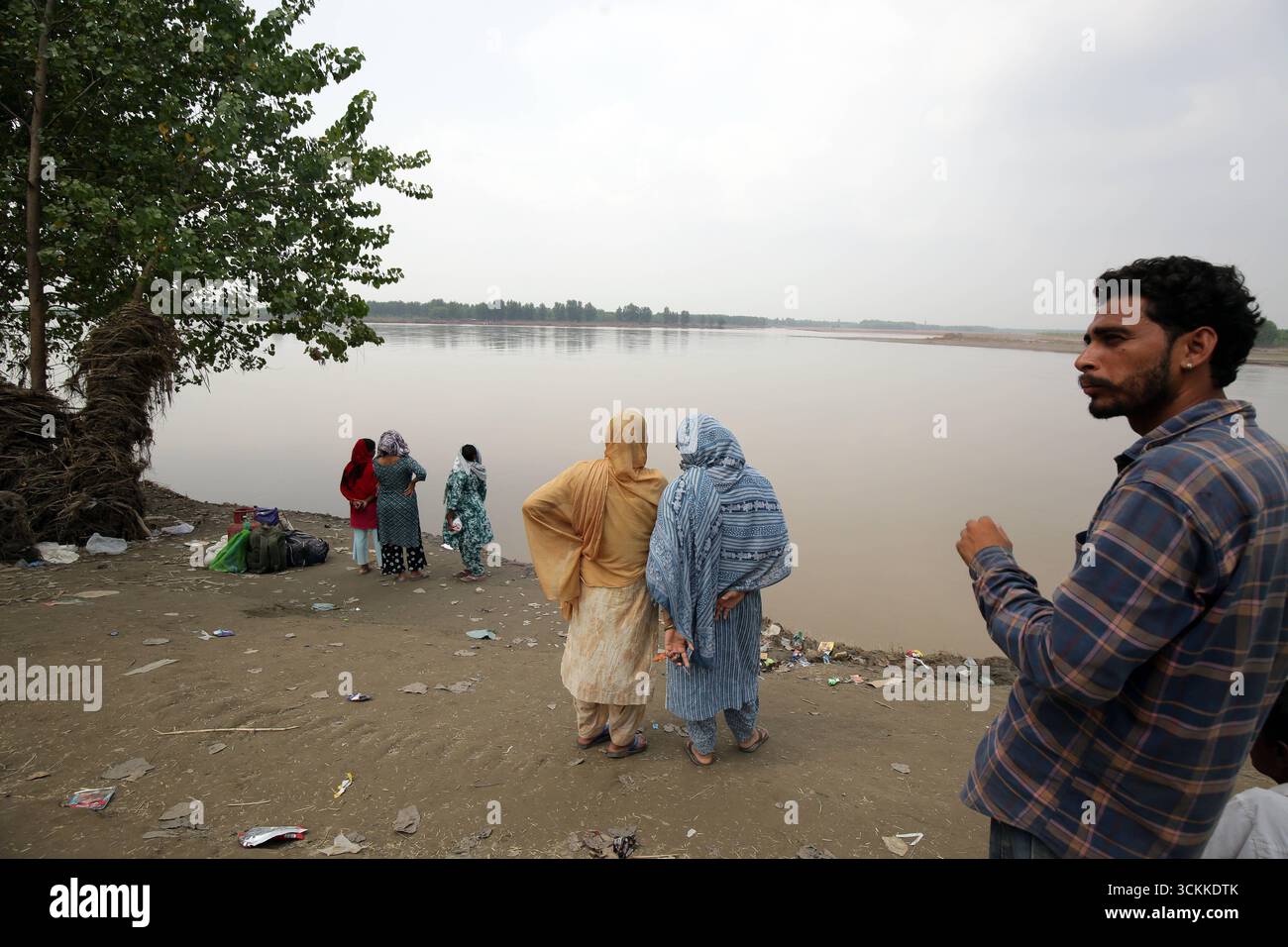 Floods aftermath in India Flood affected villagers look towards the ...