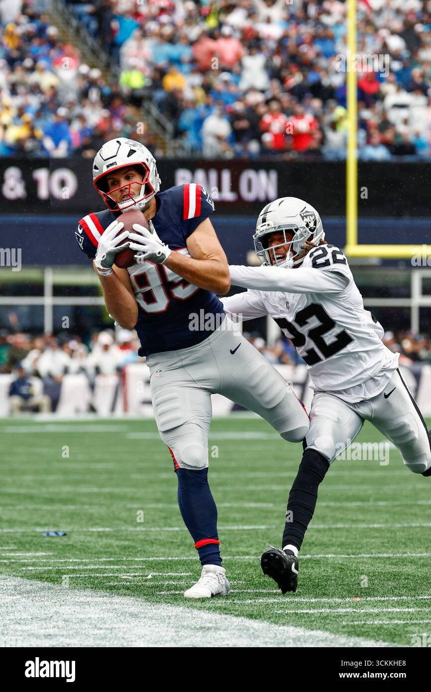 New England Patriots tight end Hunter Henry catches a pass behind Las ...