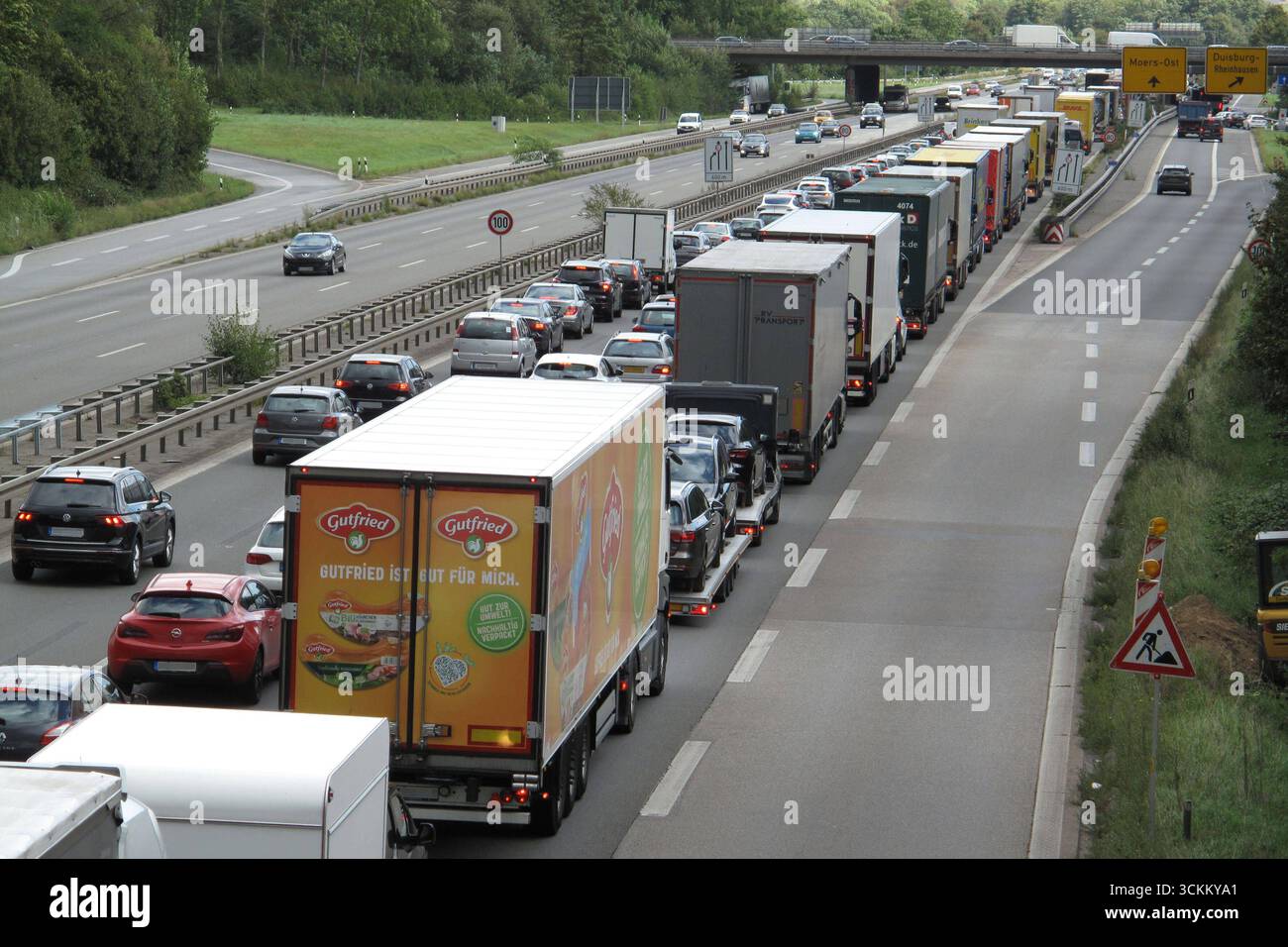 Stockender Verkehr LKW / Auto / PKW / Stau / Berufspendler ...
