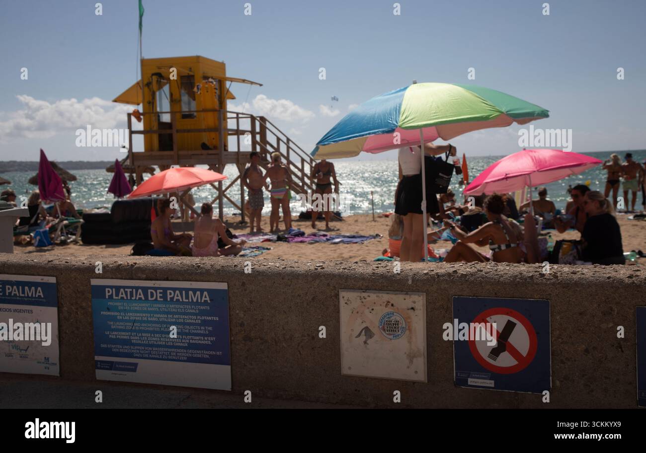 12 September 2025, Spain, Palma: No smoking sign on the Arenal beach in ...