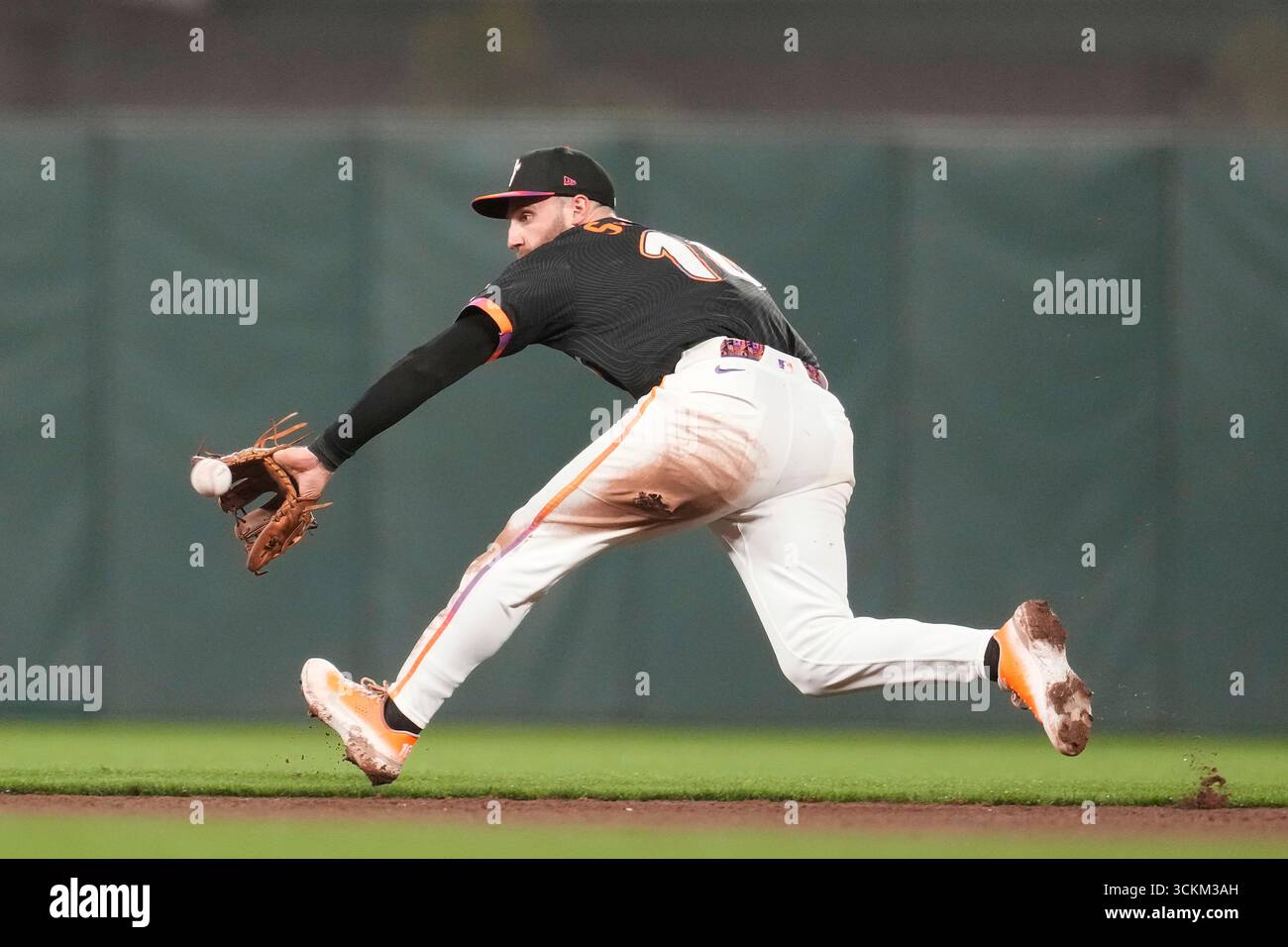 San Francisco Giants' Matt Chapman cannot field a base hit by Arizona ...