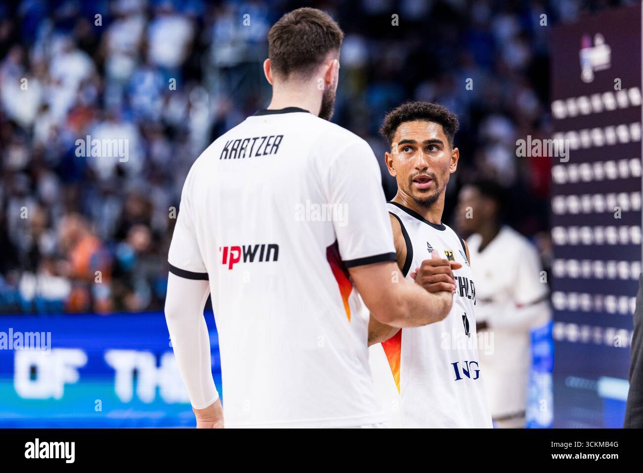 Leon Kratzer (Deutschland, 34) und Maodo Lo (Deutschland, 4) klatschen ...