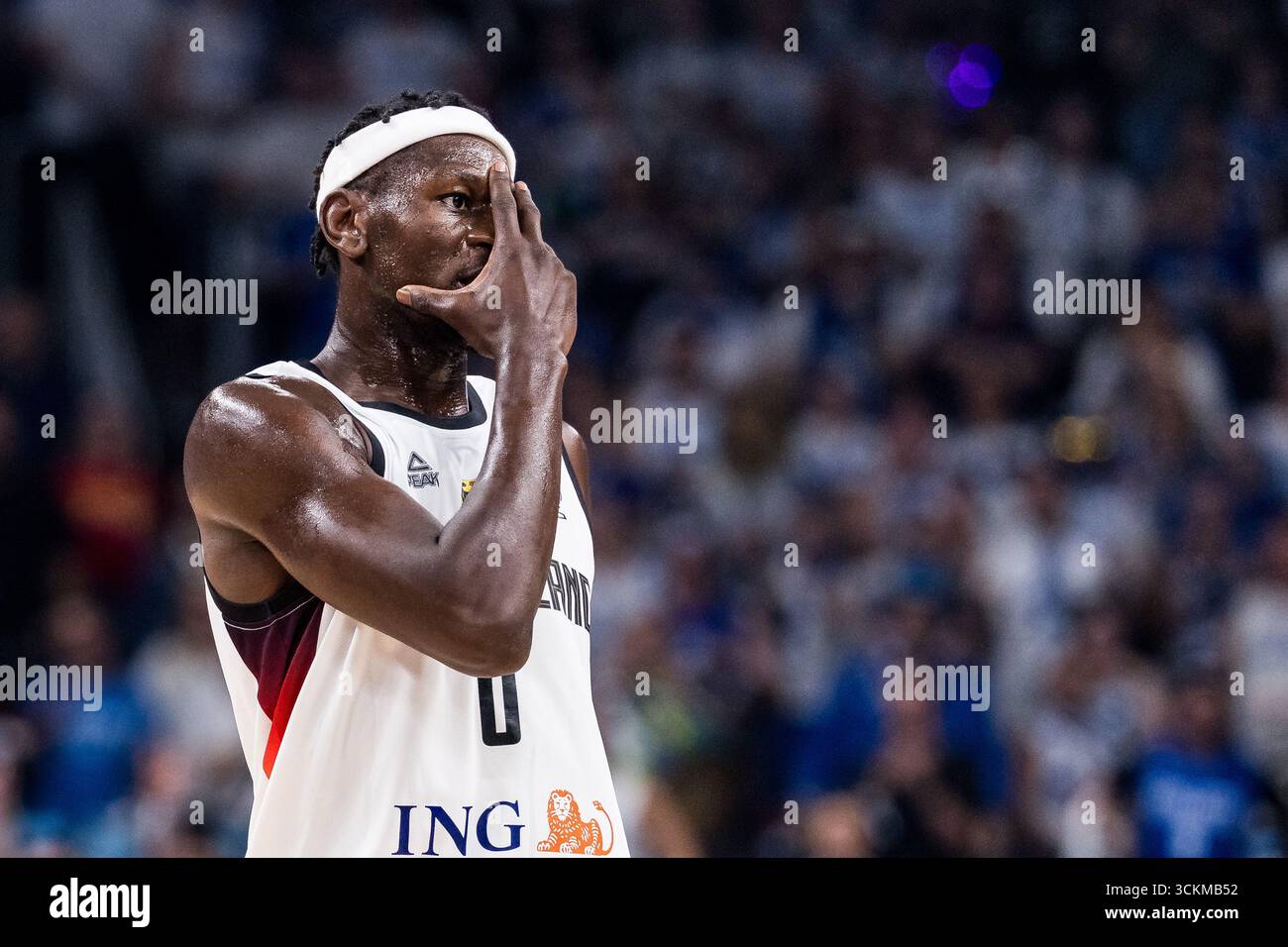Isaac Bonga (Deutschland, 0) bejubelt einen erfolgreichen Dreier ...