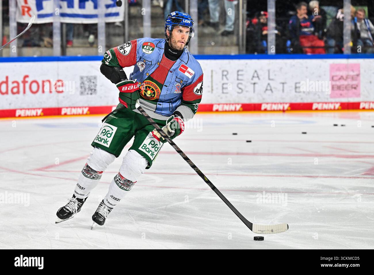 Im Bild Ryan BUTTON (Augsburger Panther 55) beim warmup vor der Partie ...