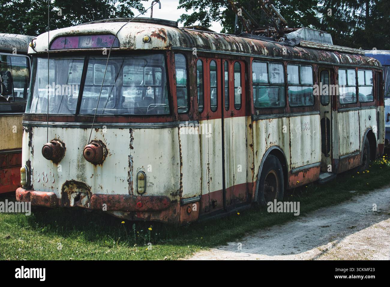 Old abandoned automotive repair hi-res stock photography and images - Alamy