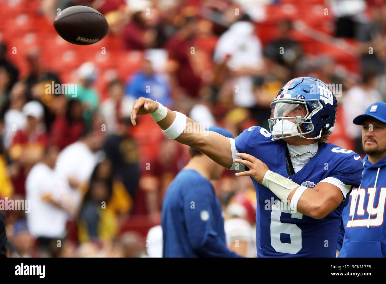New York Giants quarterback Jaxson Dart (6) throws the ball before an ...