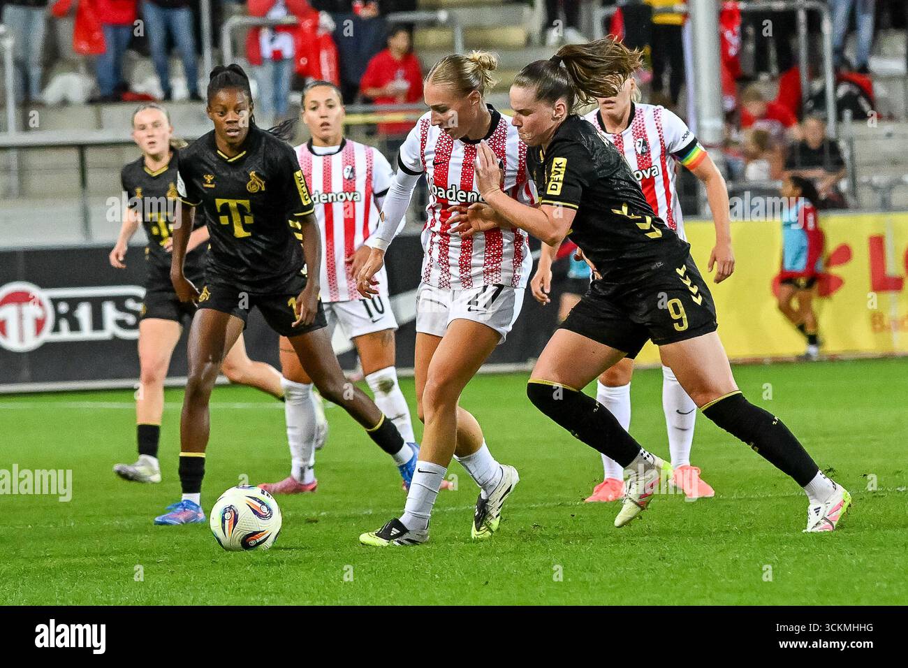 Sophie Nachtigall (SC Freiburg Frauen, #27) am Ball undim Duell mit ...