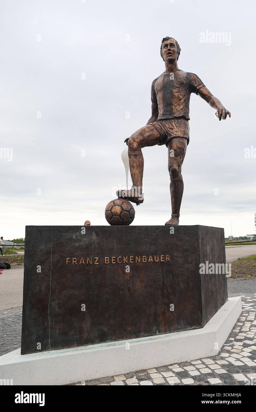 Eine Statue als Denkmal an Franz Beckenbauer, GER, Offizielle ...
