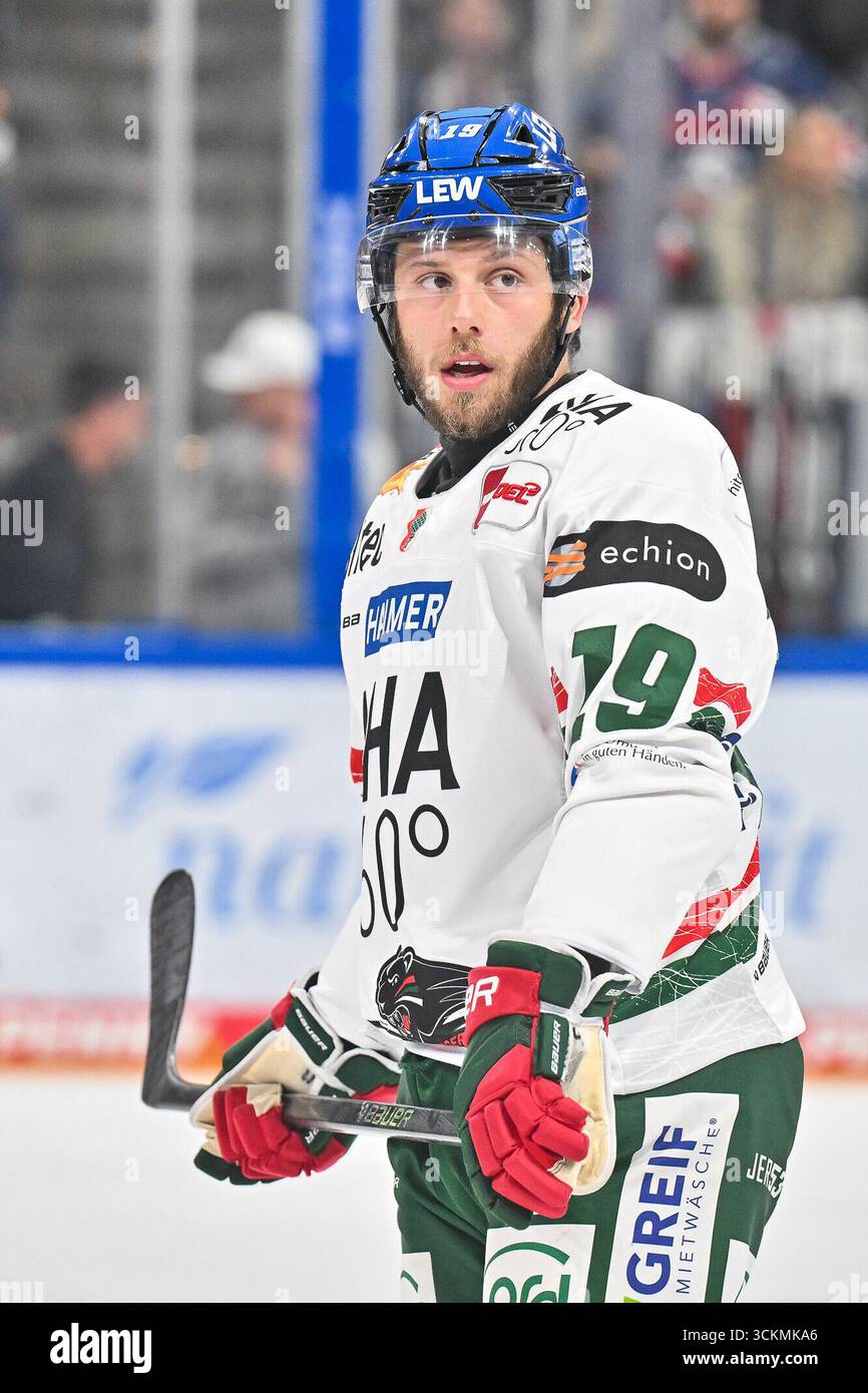 im bild Riley DAMIANI (Augsburger Panther #19) / Einzelfoto / Freisteller / DEL: N?rnberg Ice ...