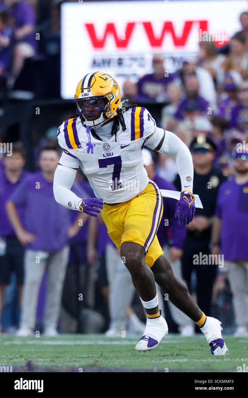 LSU linebacker Harold Perkins Jr. (7) looks to defend during an NCAA ...