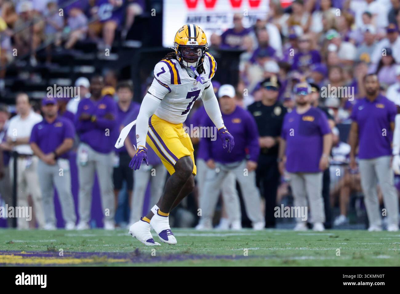 LSU linebacker Harold Perkins Jr. (7) looks to defend during an NCAA ...