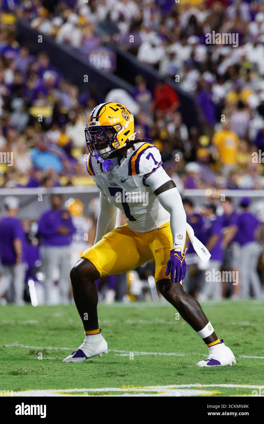 LSU linebacker Harold Perkins Jr. (7) looks to defend during an NCAA ...