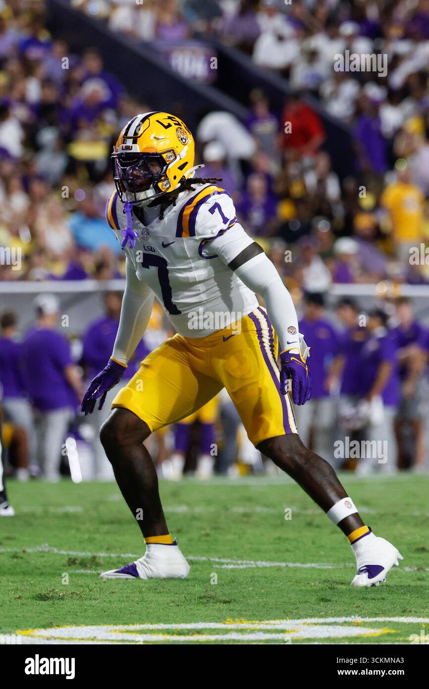 LSU linebacker Harold Perkins Jr. (7) looks to defend during an NCAA ...