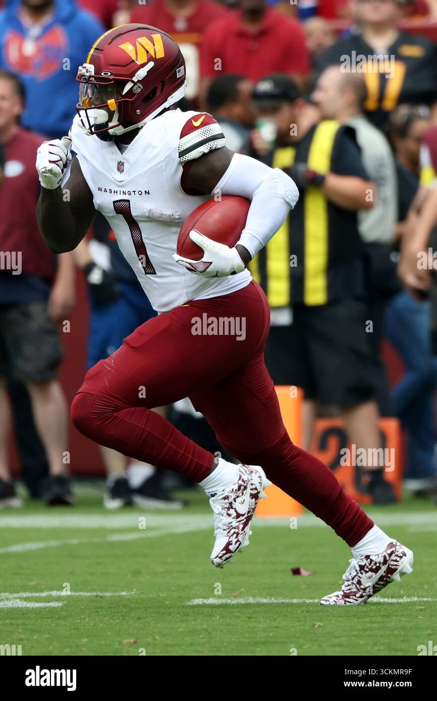 Washington Commanders wide receiver Deebo Samuel (1) runs with the ball ...