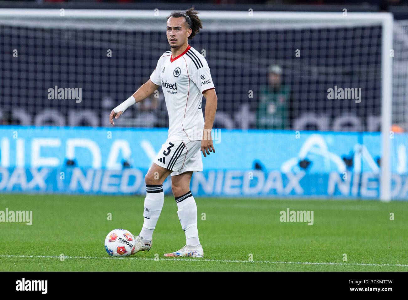 Arthur Theate (Eintracht Frankfurt, 3). Bundesliga, Bayer 04 Leverkusen ...