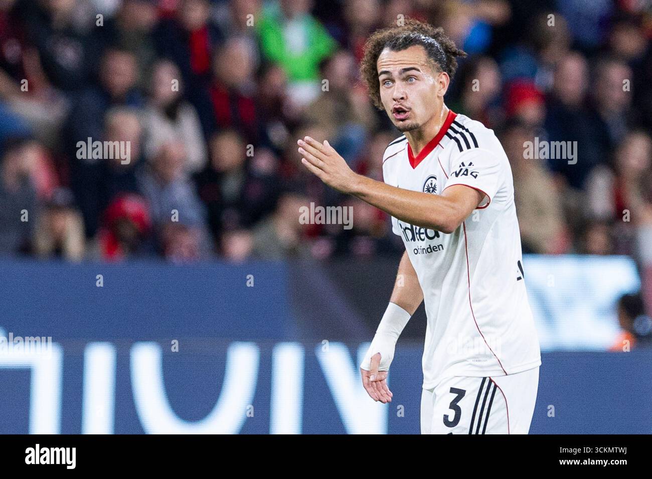 Arthur Theate (Eintracht Frankfurt, 3) gestikuliert. Bundesliga, Bayer ...