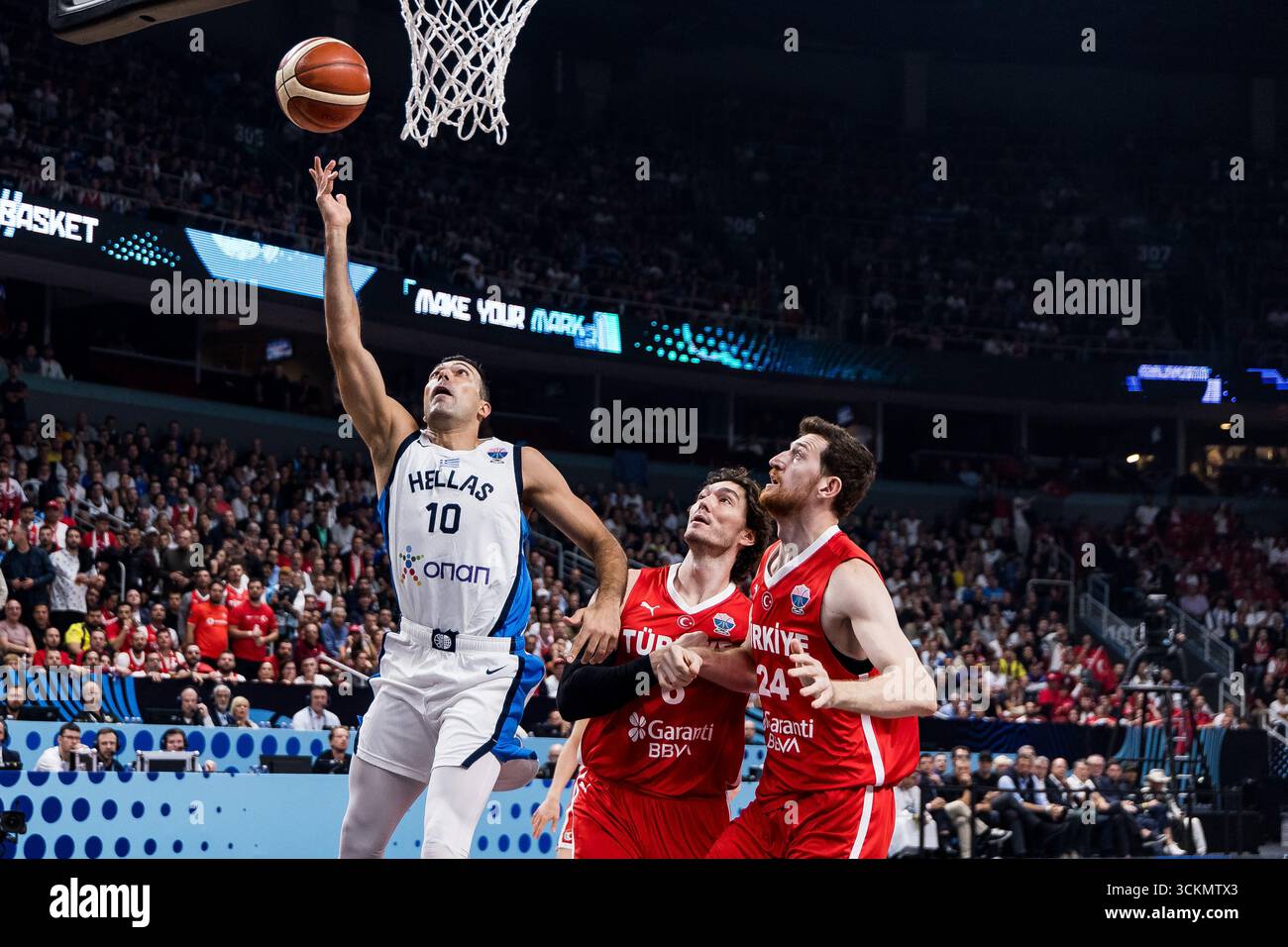 Kostas Sloukas (Griechenland, 10) im Wurf, Cedi Osman (T?rkei, 6 ...