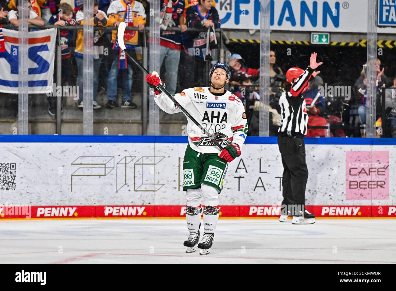 in dieser Szene ?rger sich Madison BOWEY (Augsburger Panther 22) ?ber ...