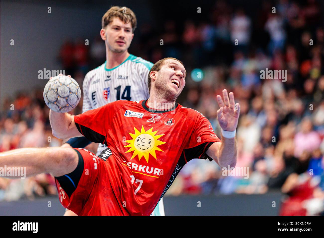 Jacob Lundahl (TuS N-Luebbecke, #17) im Torwurf GER, TuS N-Luebbecke vs ...