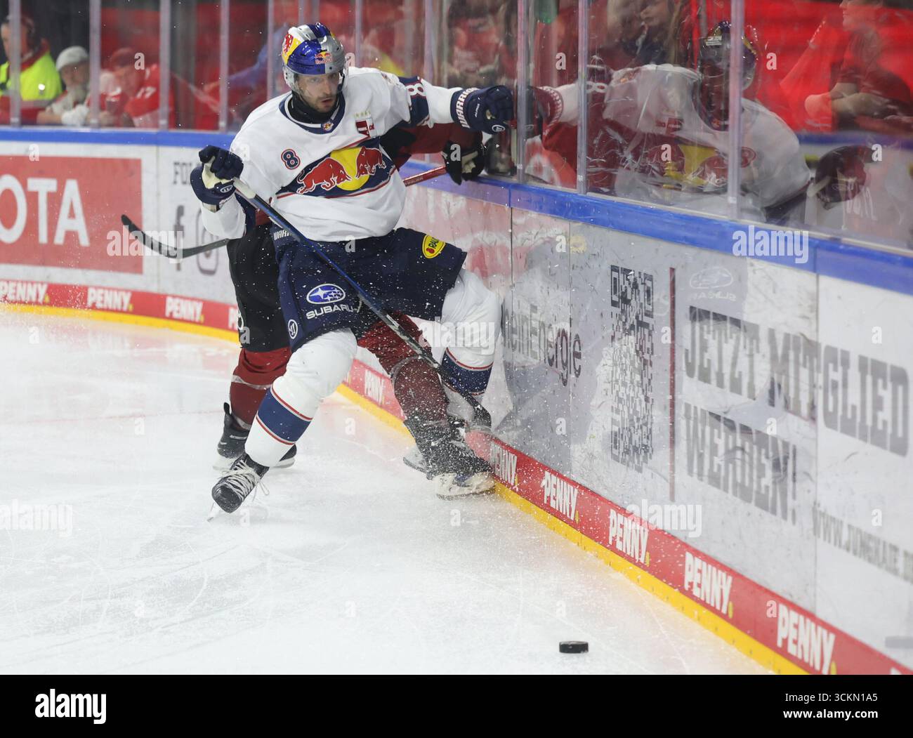 Tobias Rieder (Red Bull Muenchen #08), dahinter Veli-Matti Vittasmäki ...