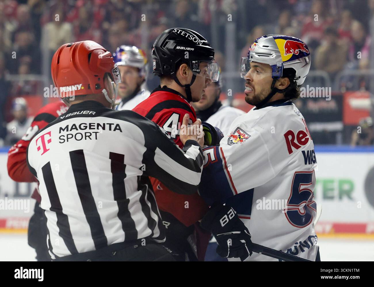 v.l. Kevin Niedenz (Koelner Haie, #46), Fabio Wagner (Red Bull Muenchen ...