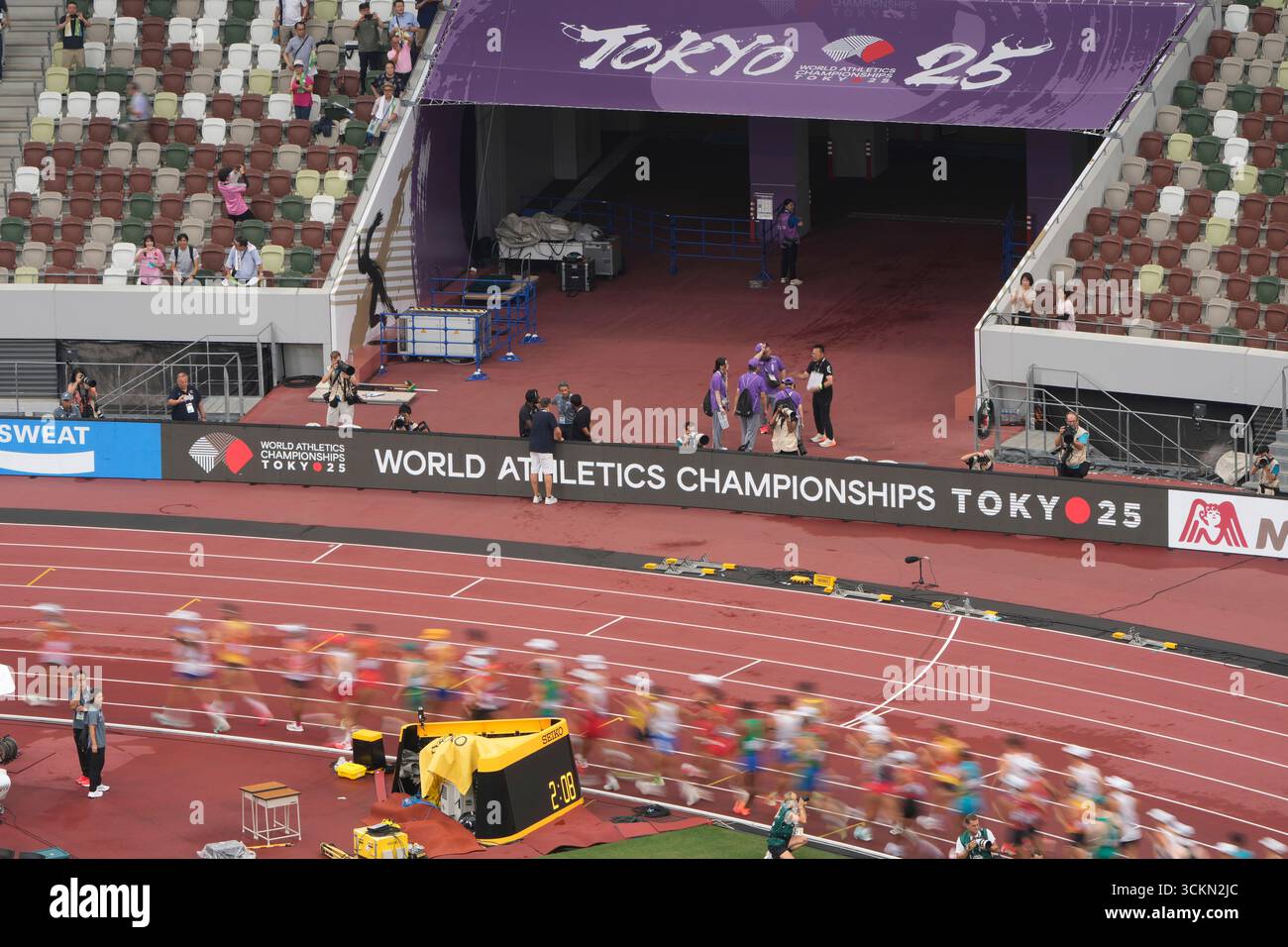 Men and women compete in the 35 kilometer race walk at the World ...