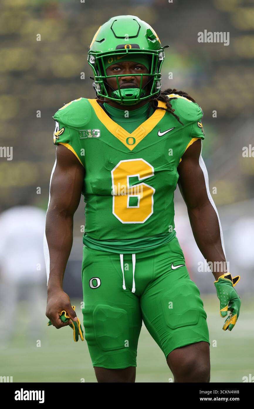 EUGENE, OR - SEPTEMBER 06: Oregon Ducks running back Noah Whittington ...