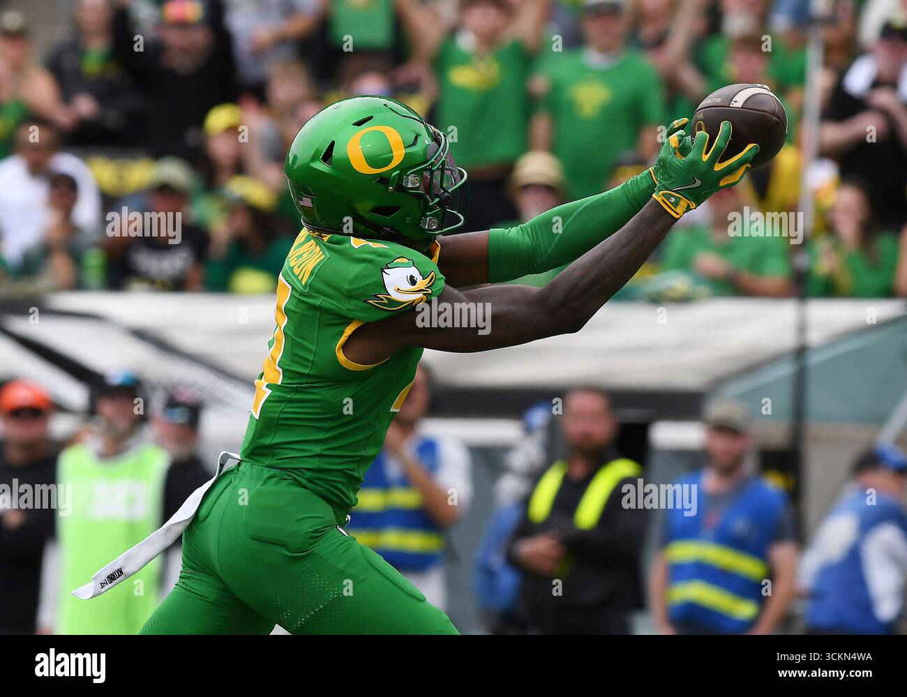 EUGENE, OR - SEPTEMBER 06: Oregon Ducks wide receiver Malik Benson (4 ...