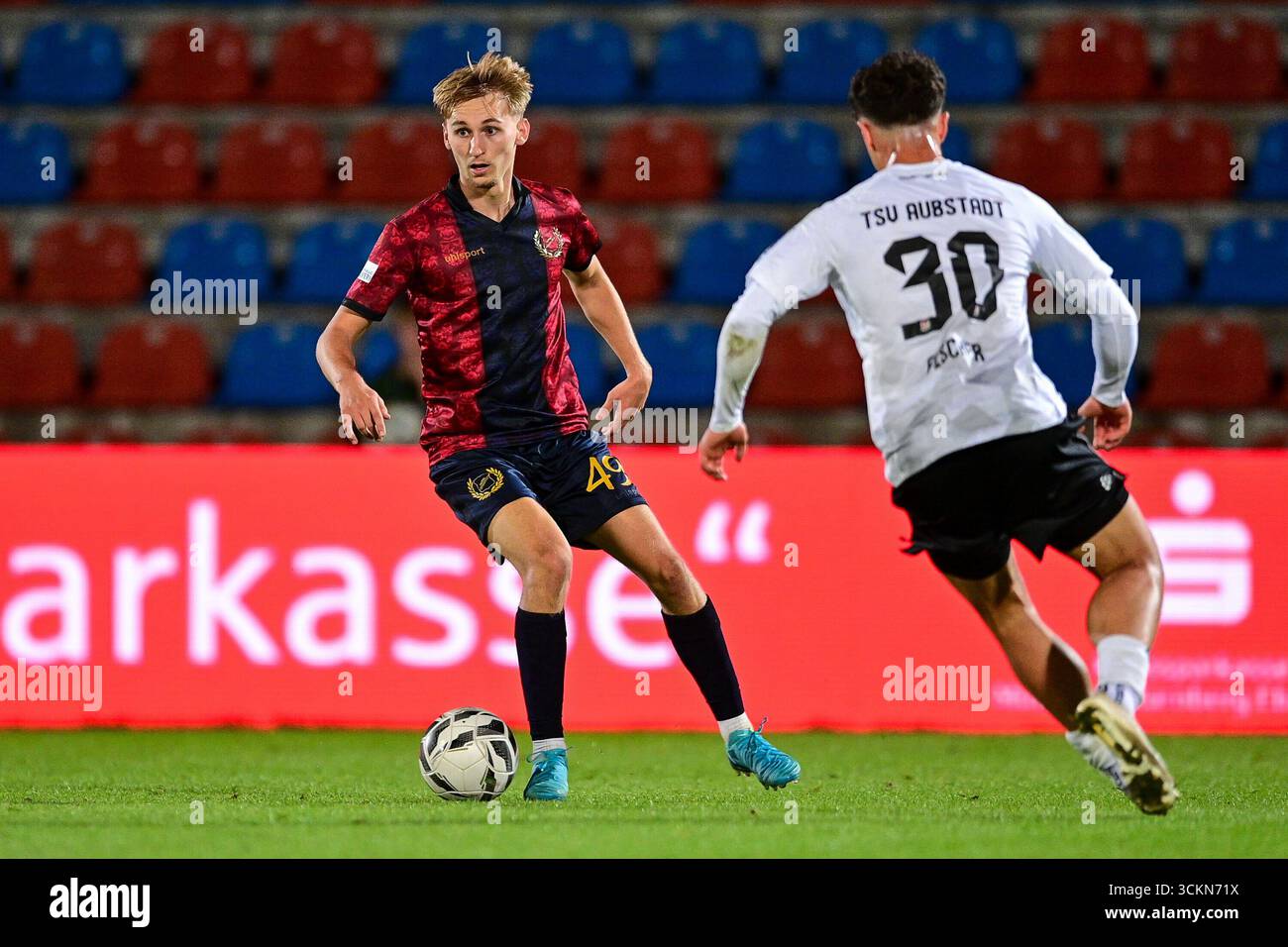 v.li.: Nils Ortel (Unterhaching, 49) Marcel Fischer (Aubstadt, 30) im Zweikampf, Duell, duel ...