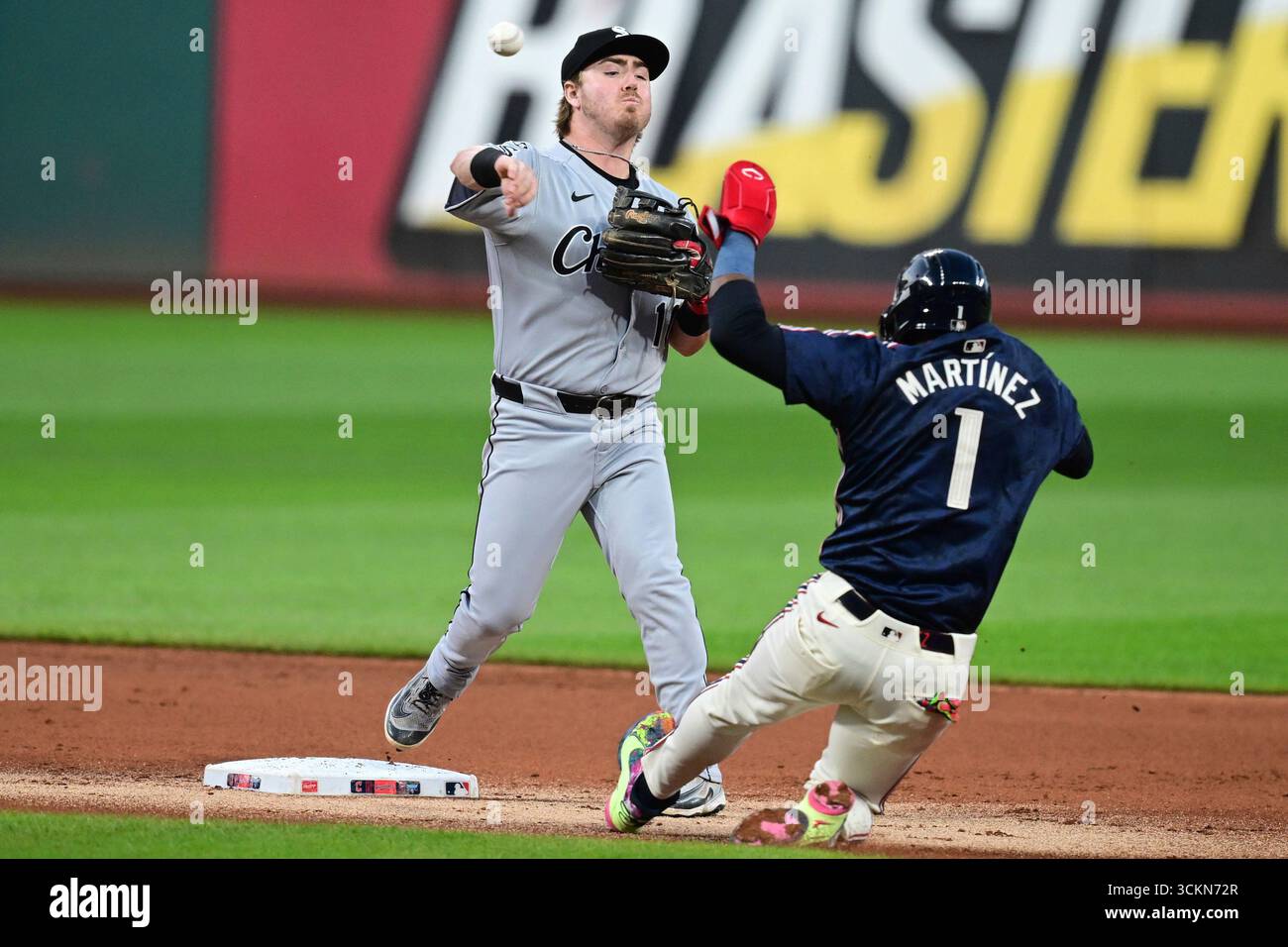 Chicago White Sox shortstop Chase Meidroth throws to first base after ...