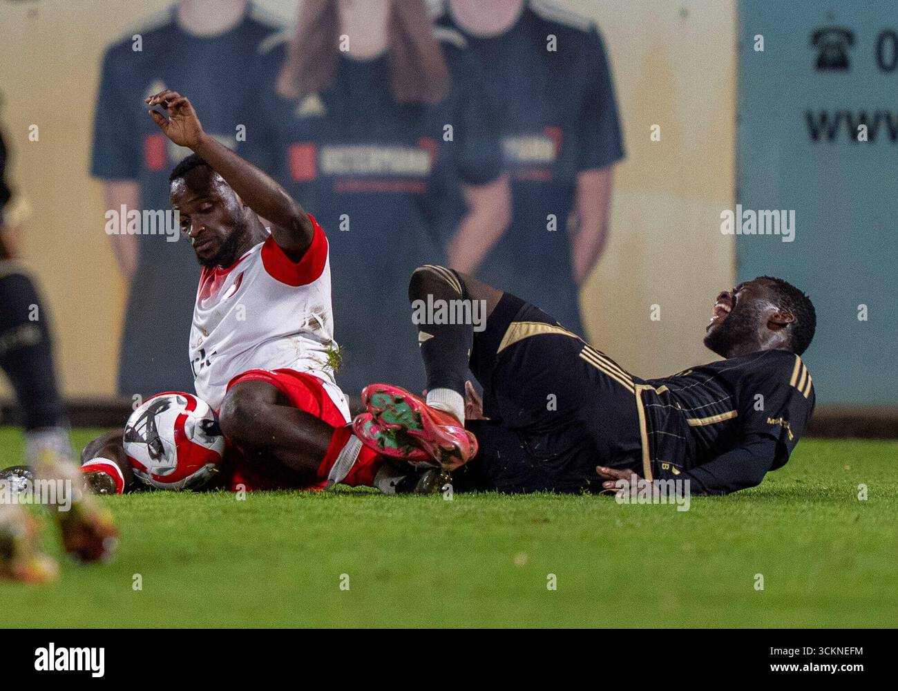 Zweikampf zwischen: Derrick Kyere (Sportfreunde Siegen, #11) und Jeff ...