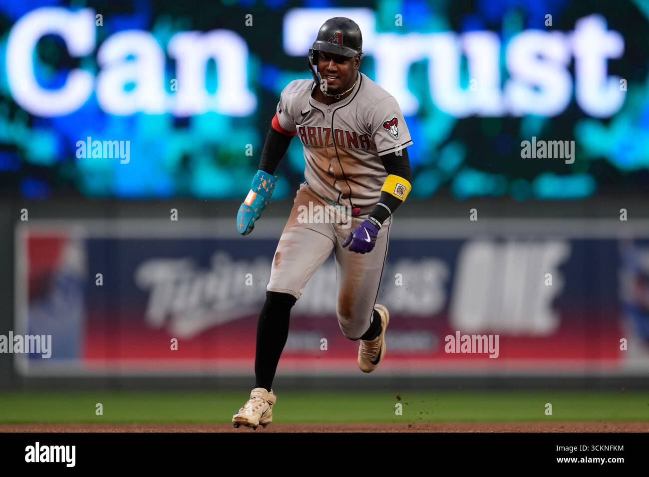 Arizona Diamondbacks' Geraldo Perdomo (2) runs to third base on error ...