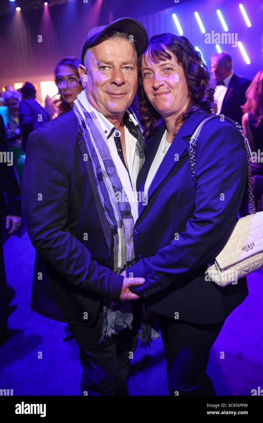 Goldene Henne 2025 Party Party Michael Hirte und neue Freundin Sandra ...