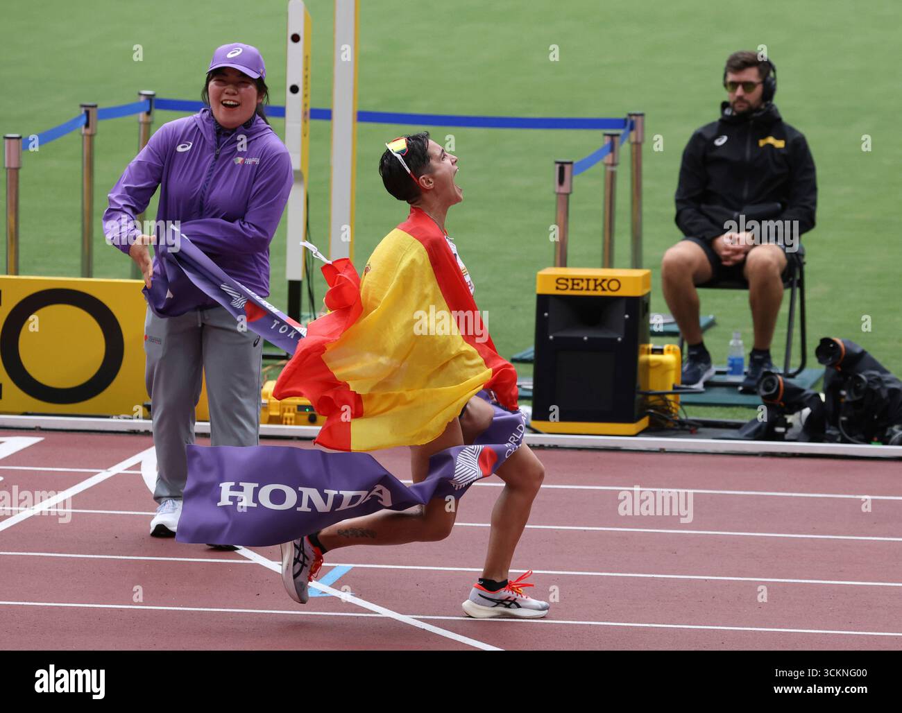 María PÉREZ of Spain reacts after winning the Women's 35 Kilometres ...