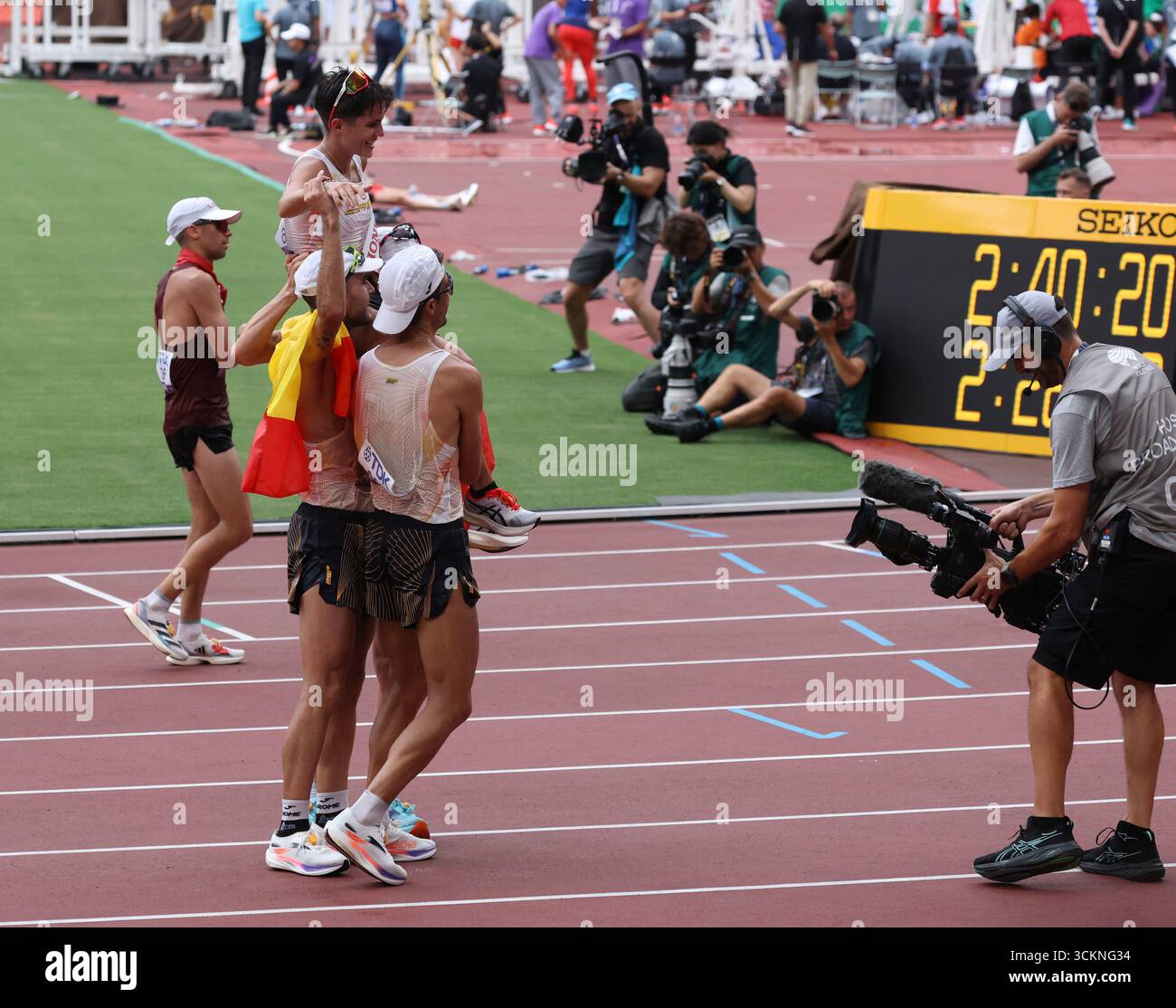 María PÉREZ of Spain elebrates after winning the Women's 35 Kilometres ...