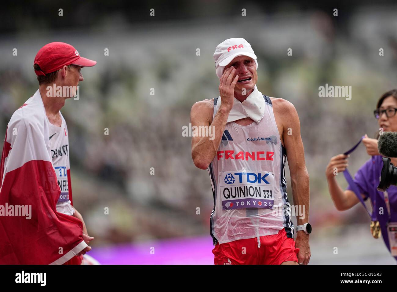 France's Aurelien Quinion reacts after finishing the men's 35 ...