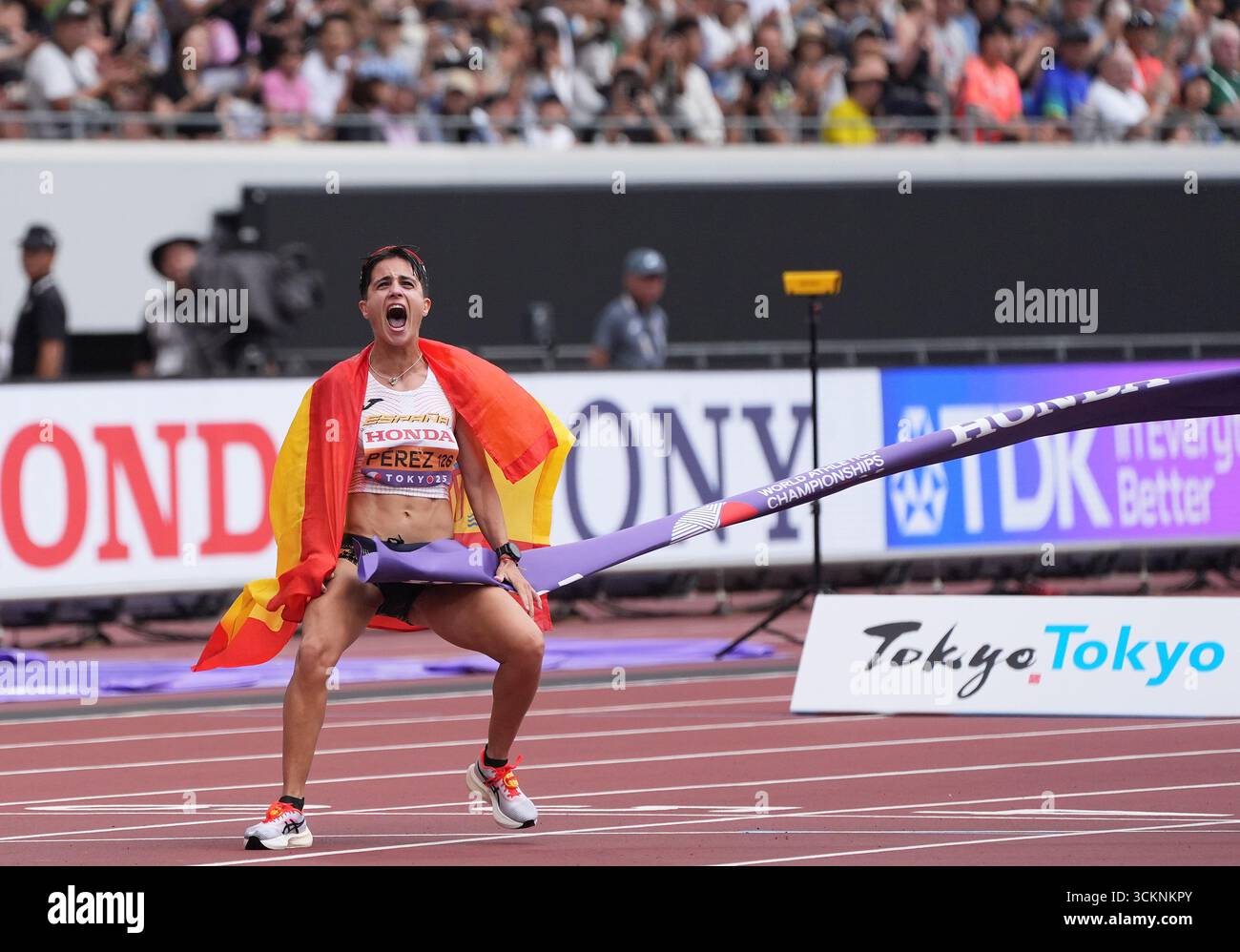 (250913) -- TOKYO, Sept. 13, 2025 (Xinhua) -- Maria Perez of Spain ...