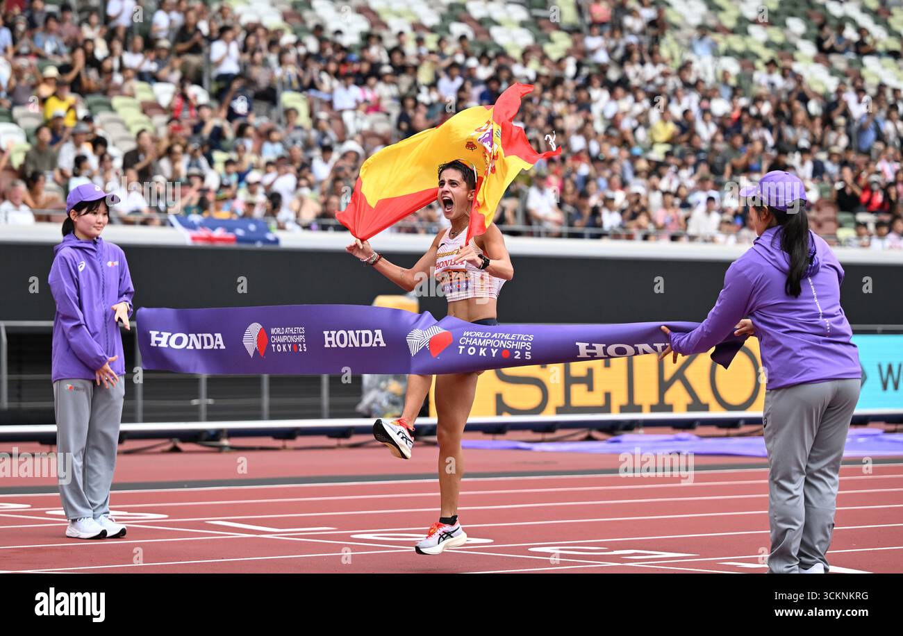 (250913) -- TOKYO, Sept. 13, 2025 (Xinhua) -- Maria Perez of Spain reacts after winning the ...