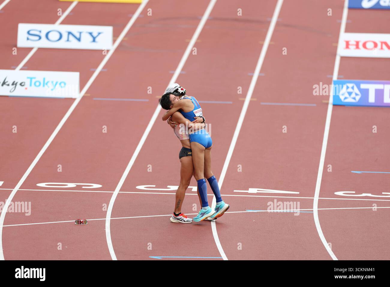 María PÉREZ of Spain, the winner, celebrates the 2nd placed Antonella ...
