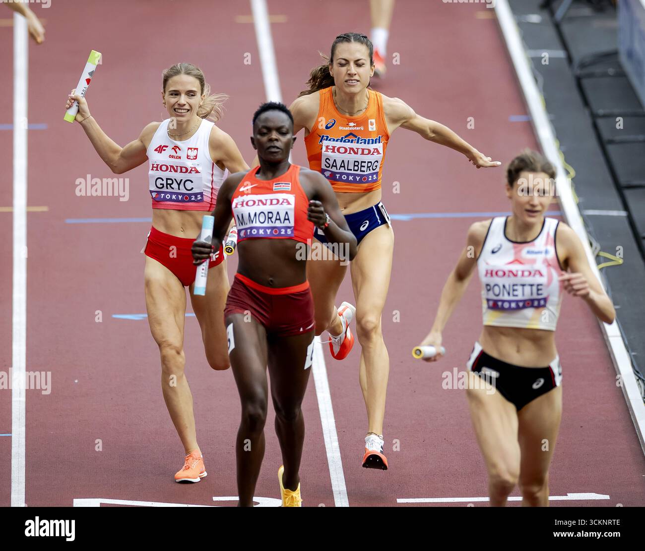 TOKYO - Eveline Saalberg in the 4x400-meter mixed relay at the World ...