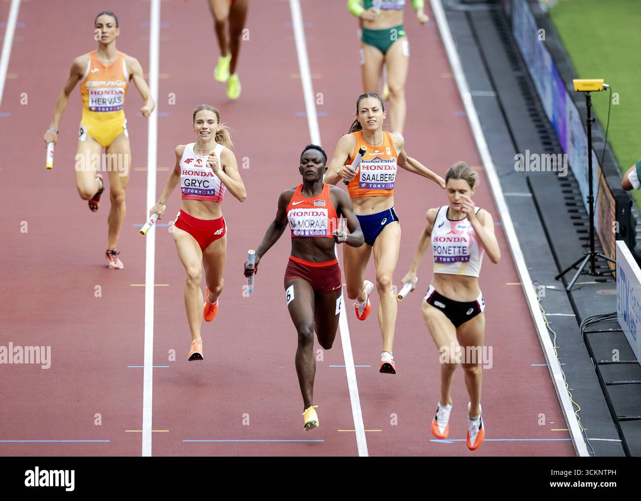 TOKYO - Eveline Saalberg in the 4x400-meter mixed relay at the World ...