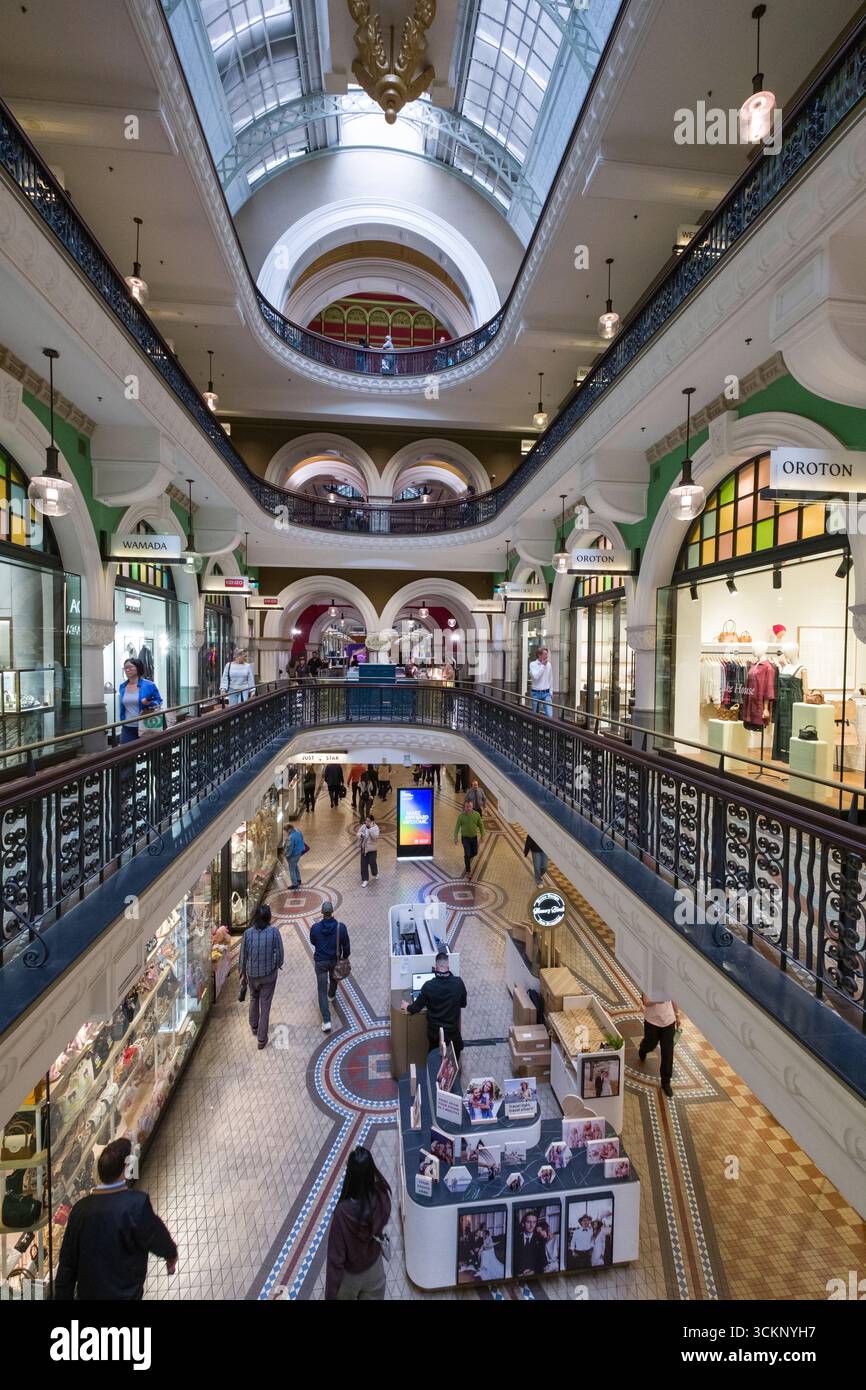 Multi level retail environment hi-res stock photography and images - Alamy