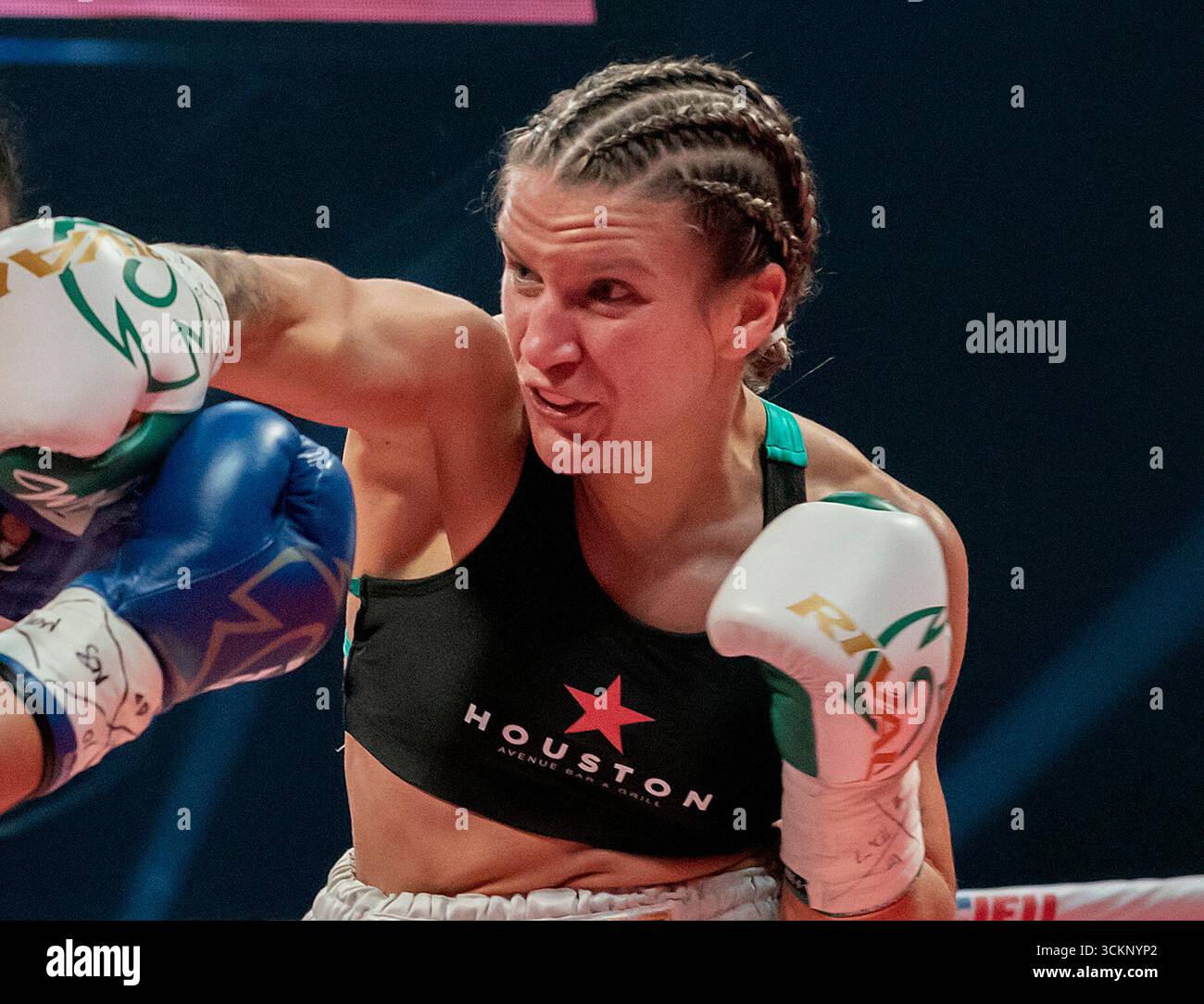 ARCHIVES - La super-légère Marie-Pier Houle échange des coups avec ...