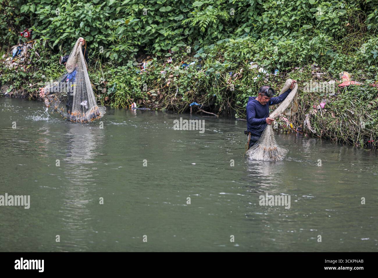 Environmental pollution garbage waste jungle hi-res stock photography ...