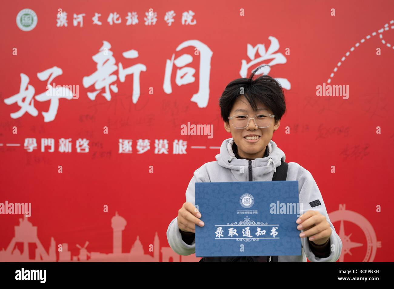 (250913) -- MOHE, Sept. 13, 2025 (Xinhua) -- A student presents her ...