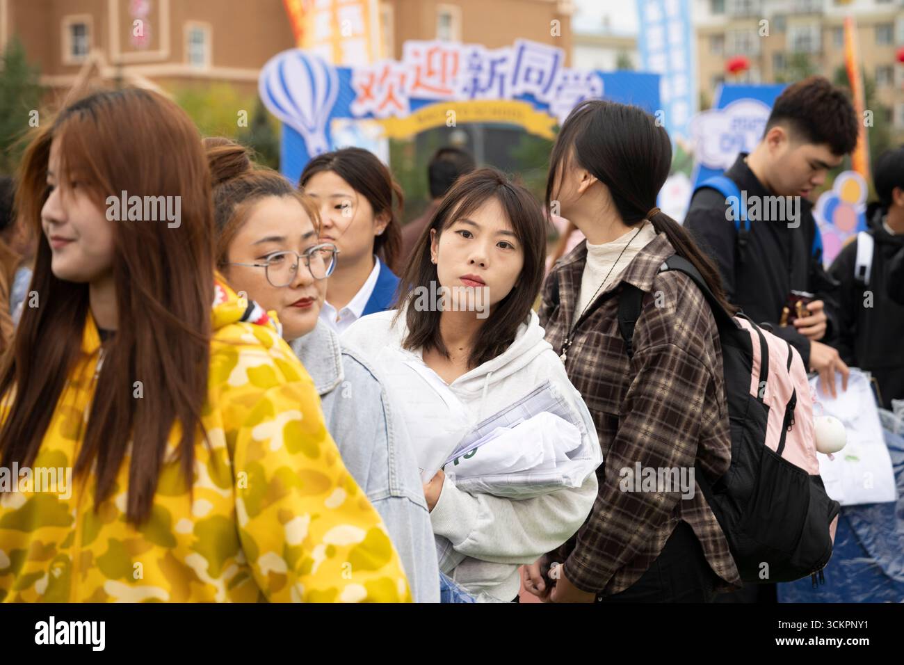 (250913) -- MOHE, Sept. 13, 2025 (Xinhua) -- Students line up to ...