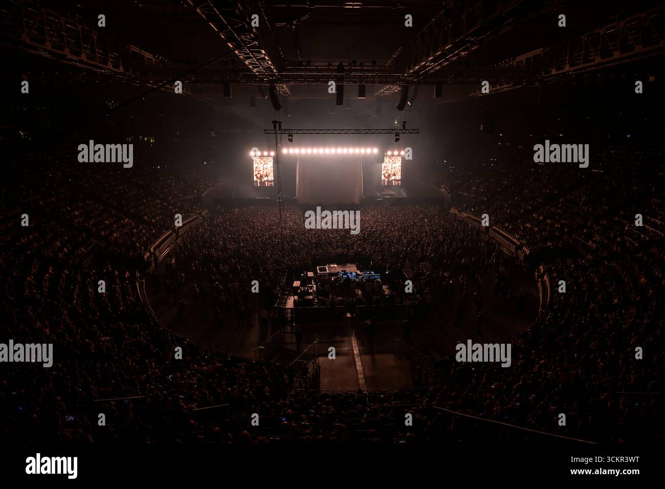 CRO Cronicles Tour 2025* live in der Olympiahalle, München am 11.09.2025 *** CRO Cronicles Tour ...