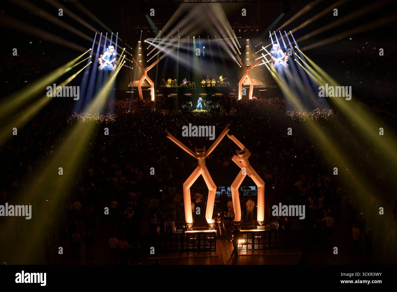 CRO Cronicles Tour 2025* live in der Olympiahalle, München am 11.09.2025 *** CRO Cronicles Tour ...